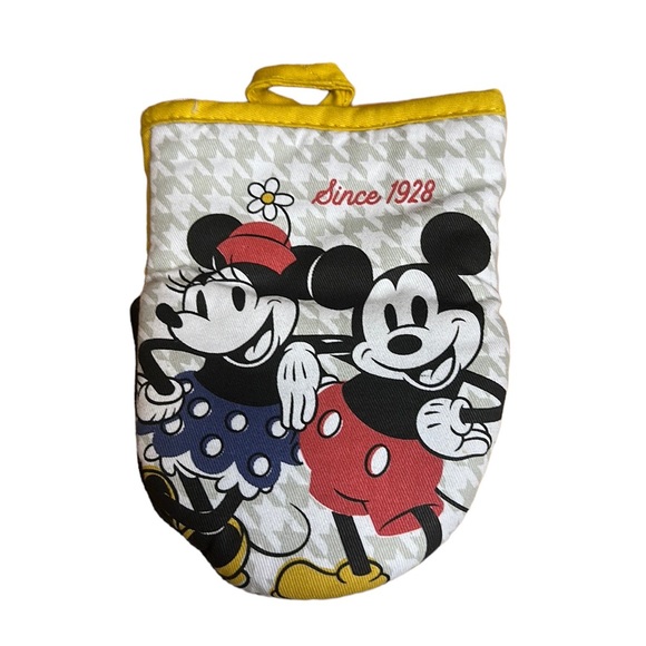 Disney | Kitchen | Disney Oven Mitt New | Poshmark